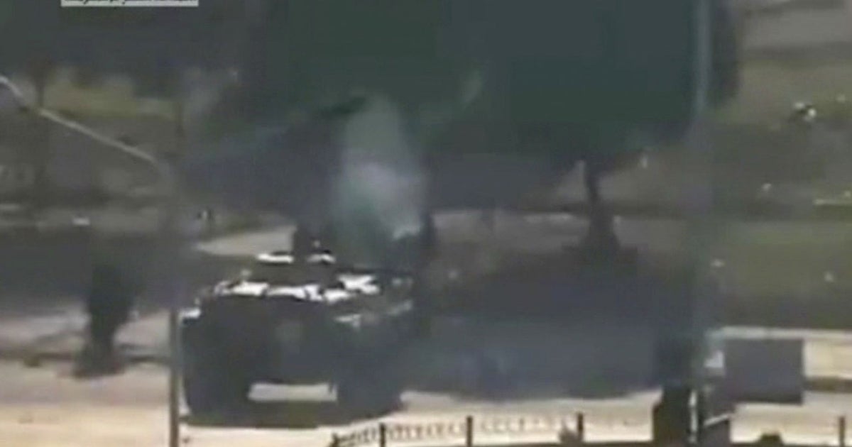 Syrian tanks press advantage, cut off protesters - CBS News