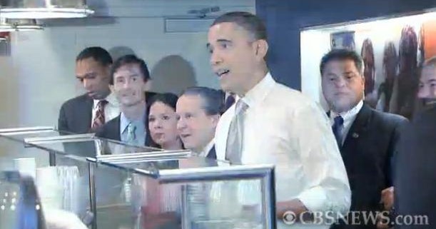 After debt deal, Obama takes staff to burger lunch - CBS News