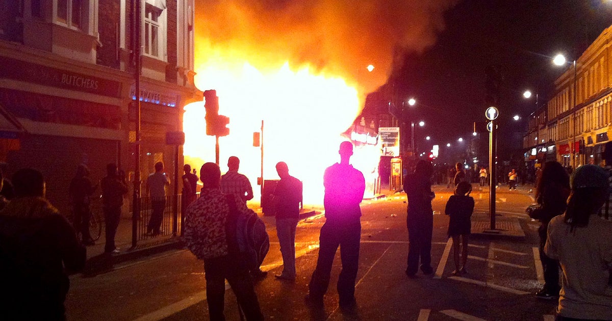 Barrage of police dispatched to London streets amid Tottenham riots ...