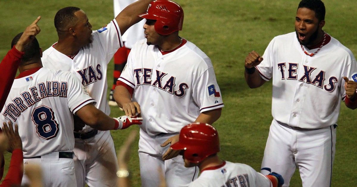 Rangers come from behind, take 3-2 WS lead - CBS News