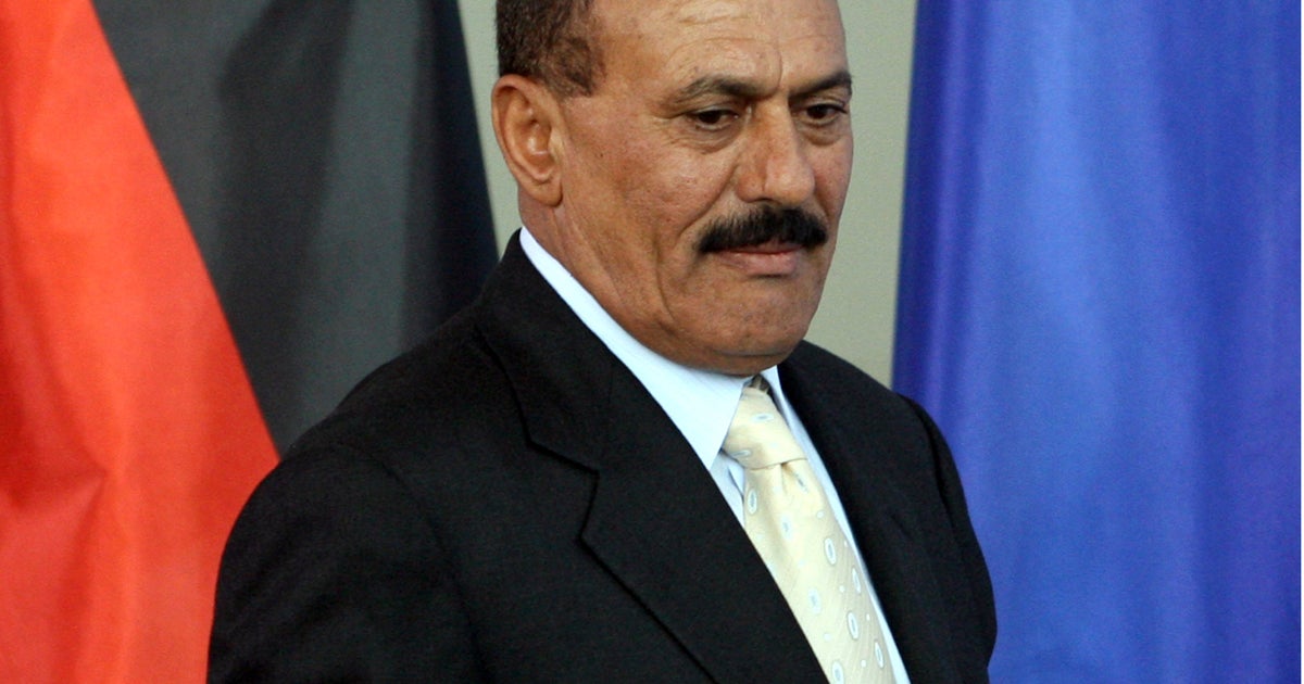 Yemen's Saleh signs deal handing over power - CBS News