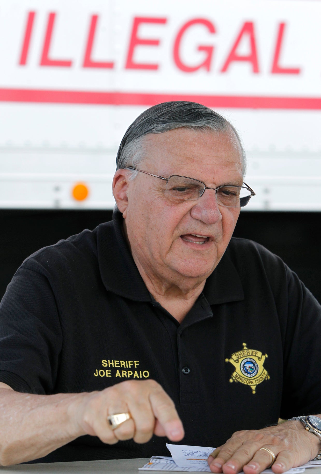 Perry gets support from get-tough Sheriff Joe Arpaio of Arizona - CBS News