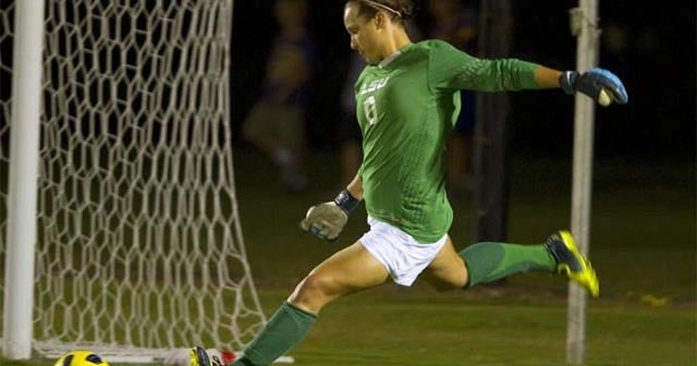 Female soccer star trying out for LSU football - CBS News