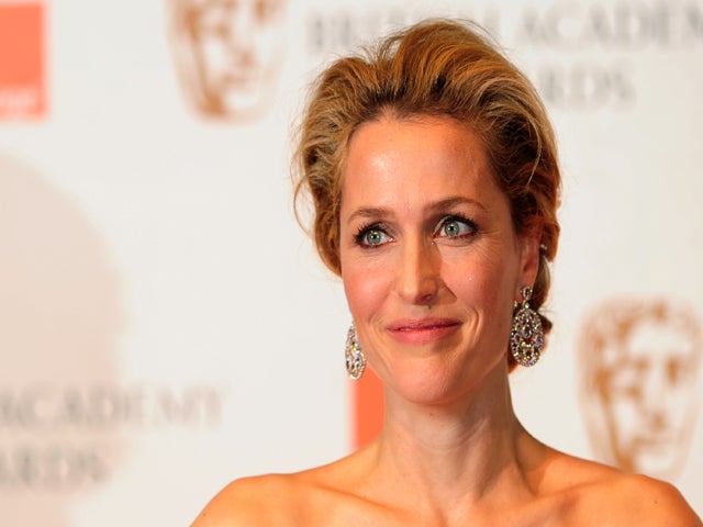 Gillian Anderson dishes on past lesbian relationships - CBS News