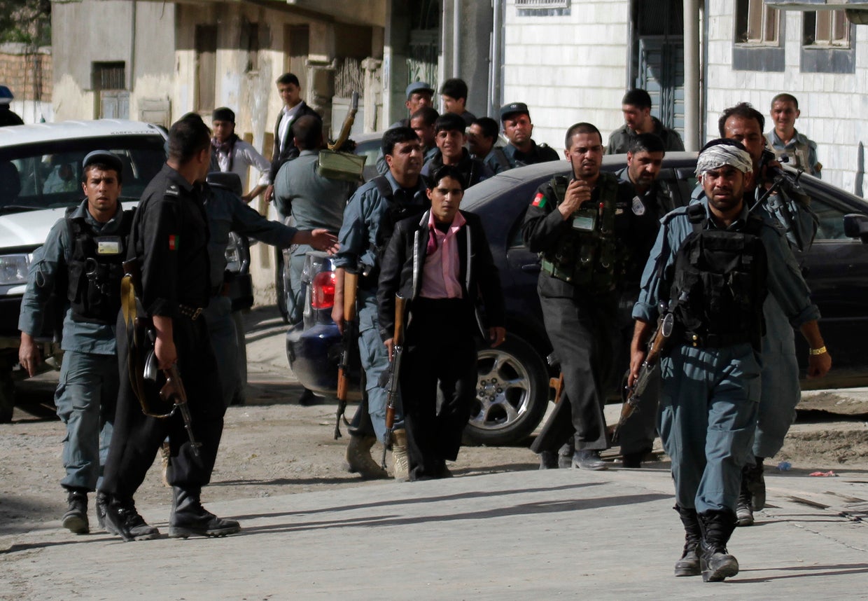400 inmates break out of Pakistan prison - CBS News