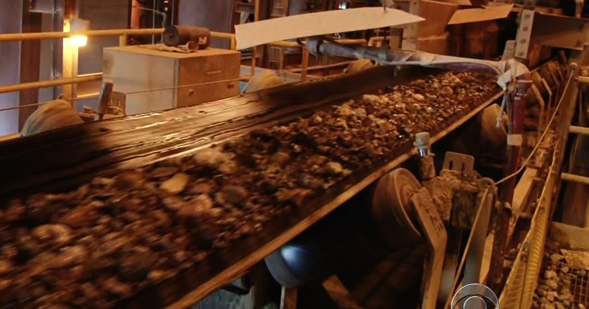 Nevada's gold boom is helping a troubled state - CBS News