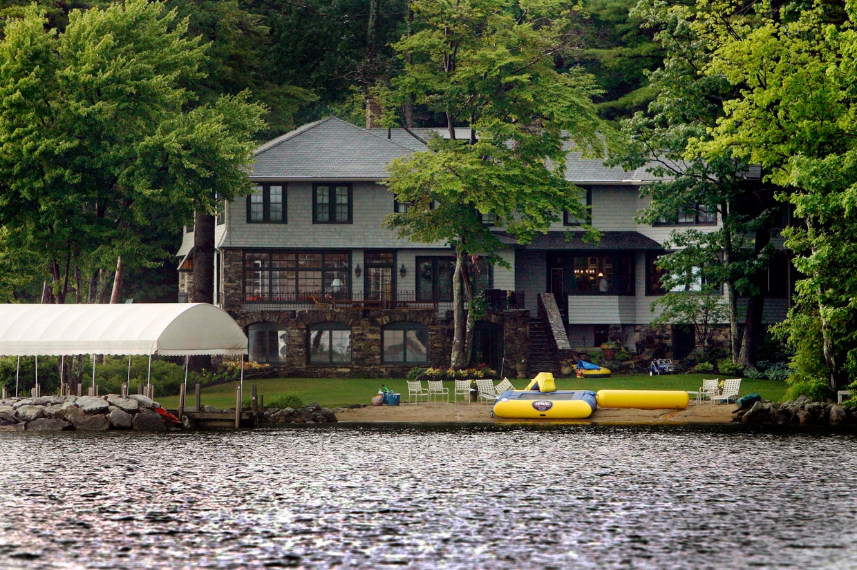 Report: Romney's family vacation is mandatory - CBS News