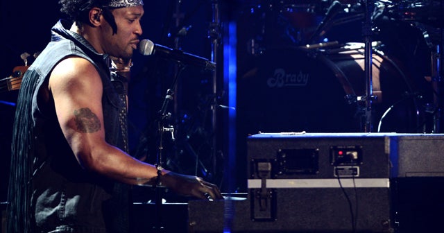 D'Angelo makes long-awaited return to TV at BET Awards - CBS News
