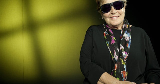 Singer Helen Reddy emerges from retirement - CBS News