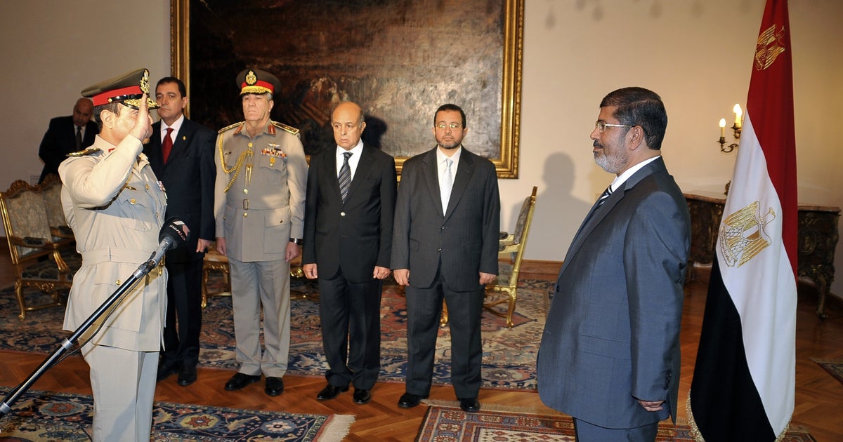 Egypt's Morsi strikes in power play with military - CBS News