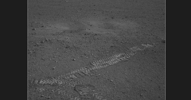 Mars rover Curiosity takes first test drive, sees tracks - CBS News