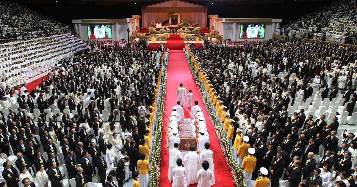 Thousands in SKorea attend funeral for Rev. Moon - CBS News