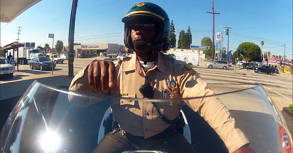 LA traffic cop has record number of complaints - CBS News