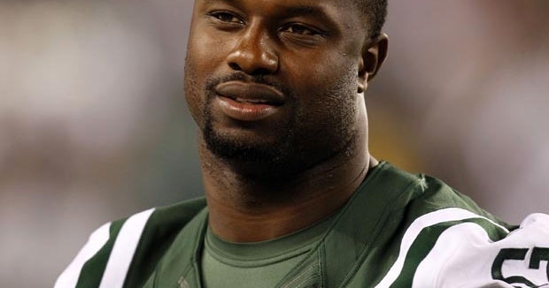 Jets' Bart Scott threatens reporter in locker room - CBS News