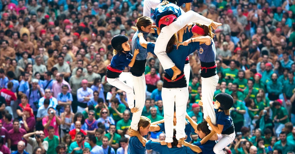 Hundreds make amazing human towers