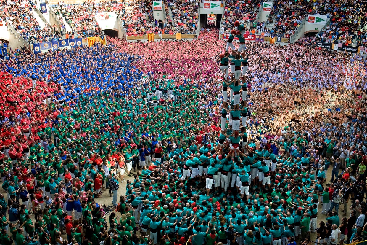 Hundreds make amazing human towers