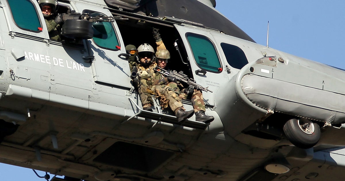 French commando killed in Somalia hostage raid - CBS News