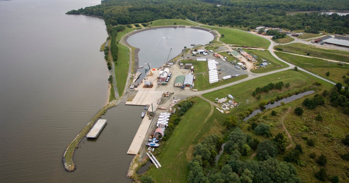 Navy investigates deaths of two divers in training pond - CBS News