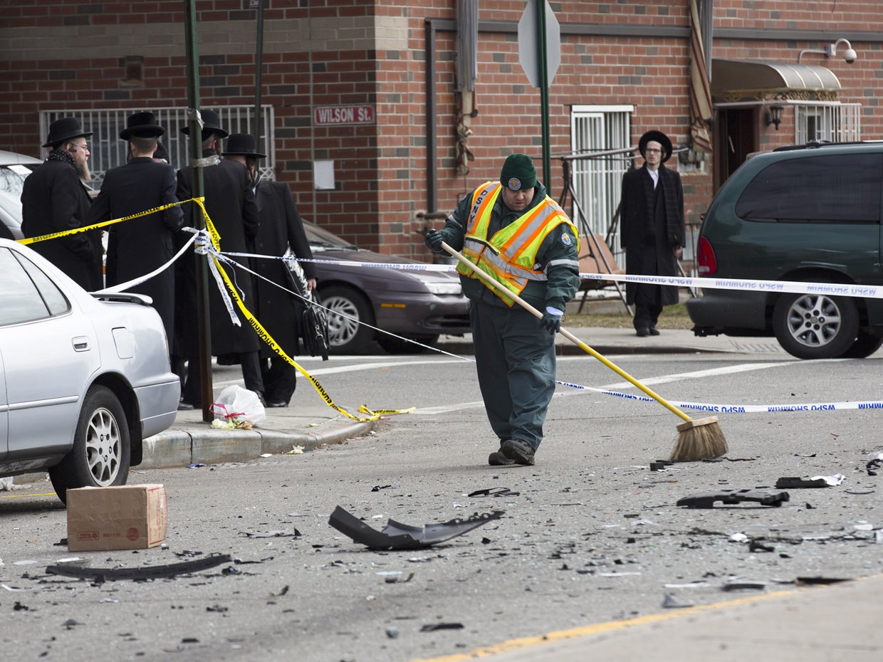 Infant delivered after fatal N.Y. crash in serious condition - CBS News