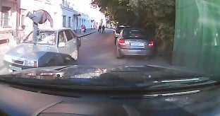 Dash cam of man on moving car smashing the windshield - CBS News