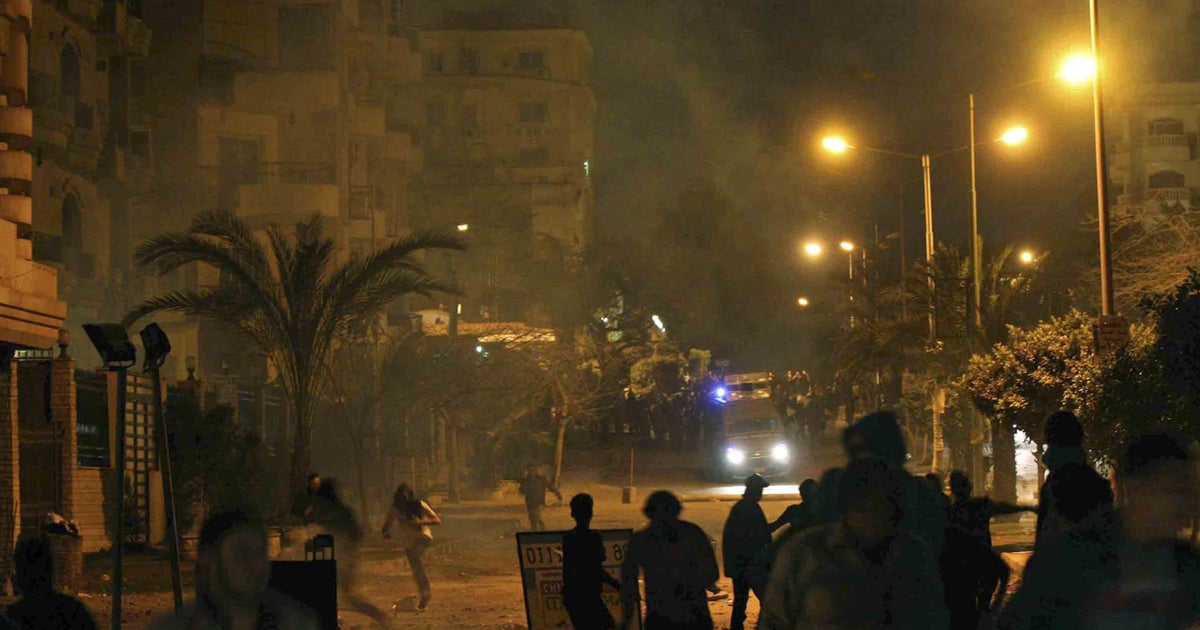 Egyptian mob lynches two alleged thieves - CBS News