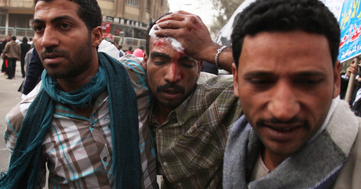 Egyptians clash at Muslim Brotherhood offices - CBS News