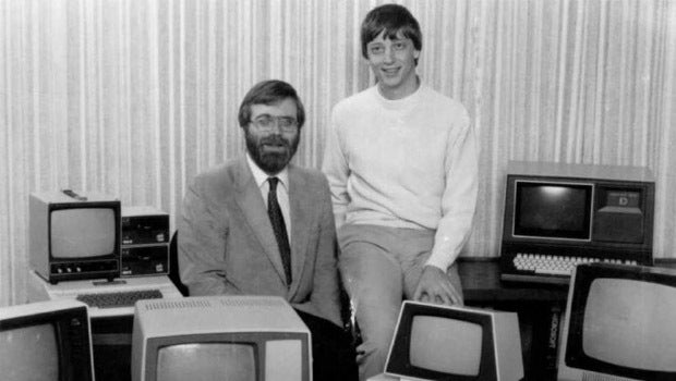Microsoft founders Bill Gates and Paul Allen recreate 1981 photo - CBS News