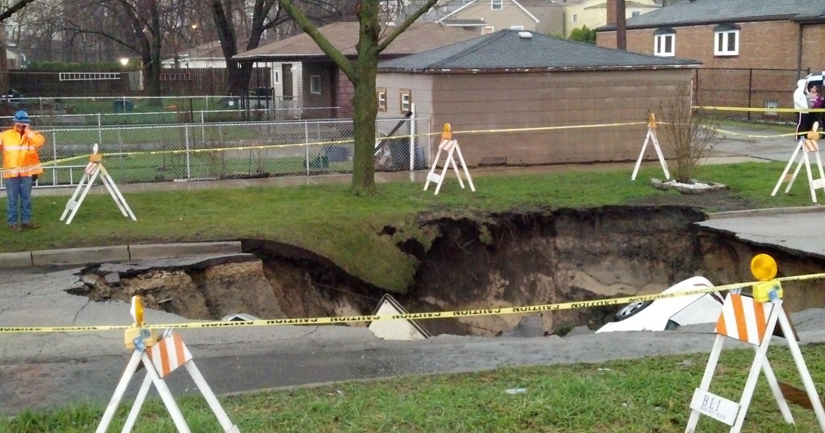 Chicago downpour rips open sinkhole, swallows 3 cars - CBS News
