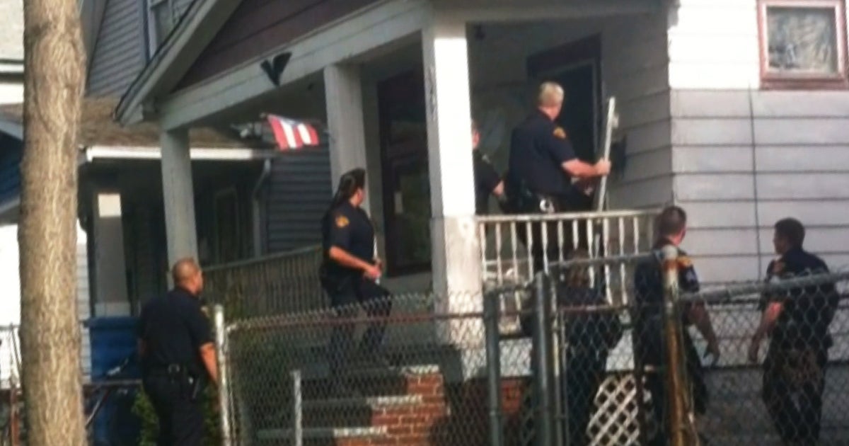 Video shows police storming Ariel Castro's house - CBS News