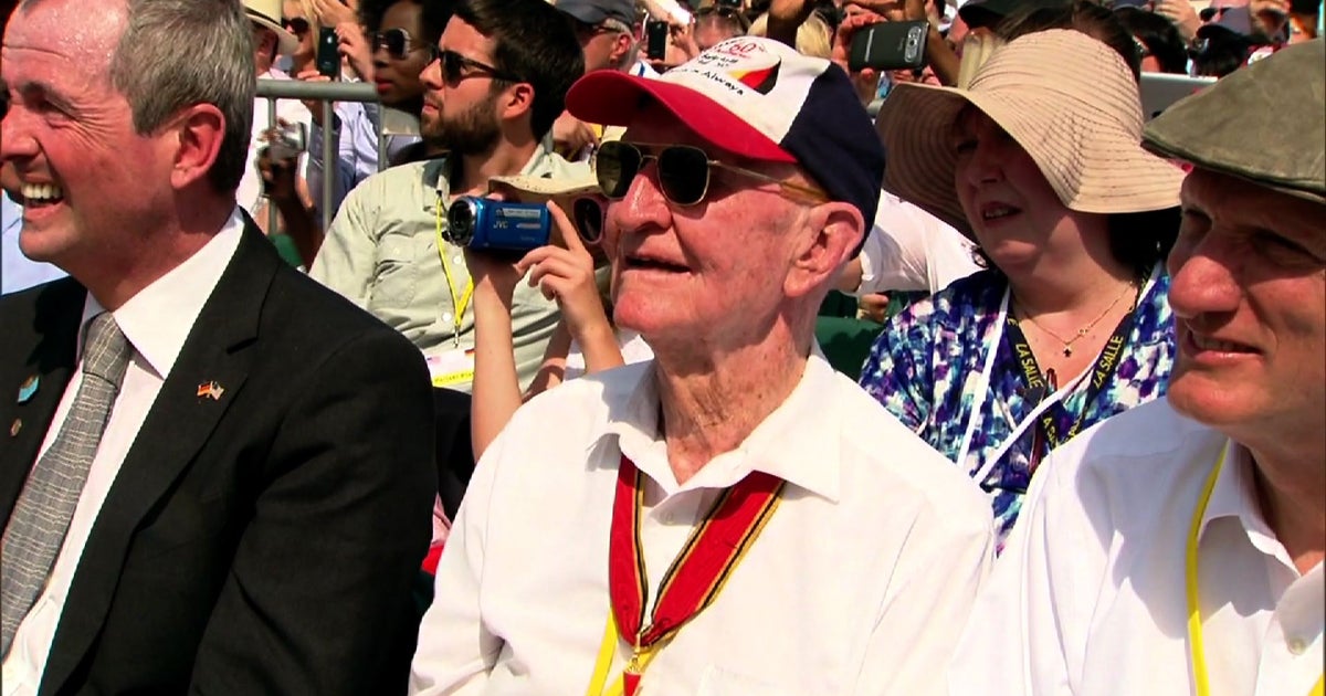 Obama salutes the Berlin Airlift's "Candy Bomber" - CBS News