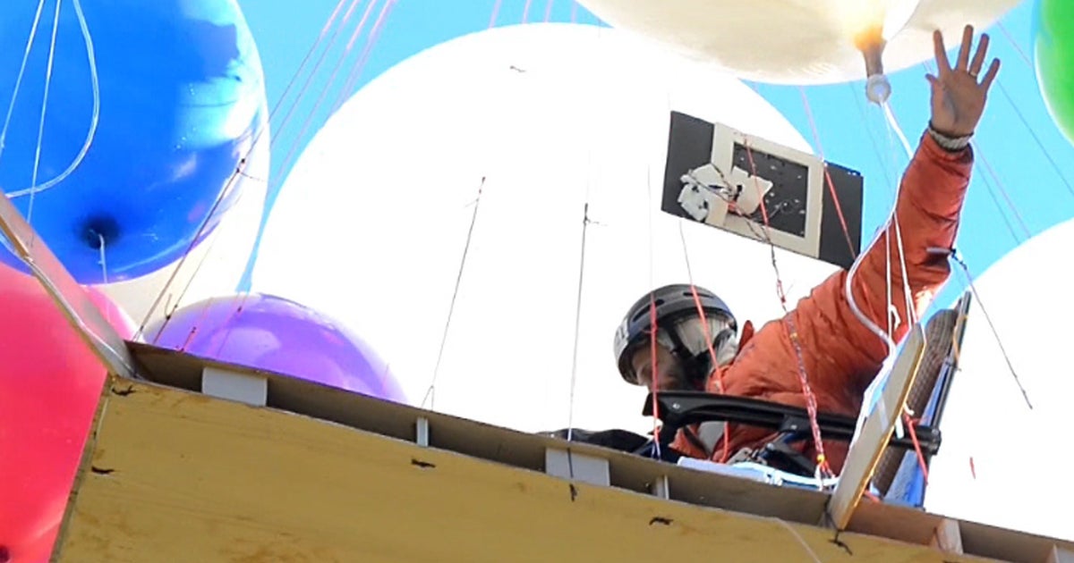 Balloon-powered lawn chair launched in Wash. - CBS News