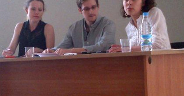Edward Snowden emerges, wants asylum in Russia - CBS News