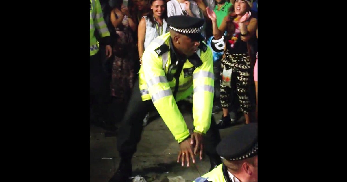 Police dance-off at London's 2013 Notting Hill Carnival - CBS News