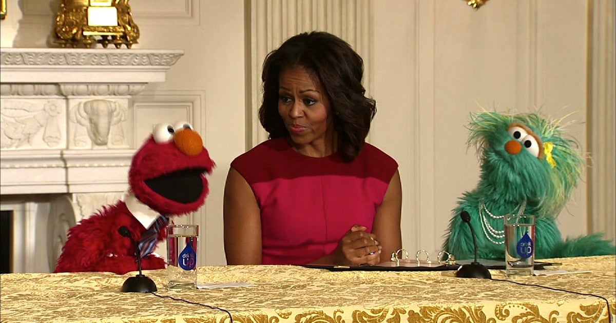 Michelle Obama and Elmo compare muscles - CBS News