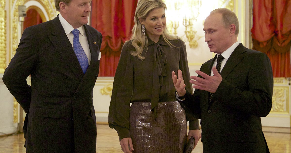 Dutch royal couple pelted by tomatoes in Moscow - CBS News
