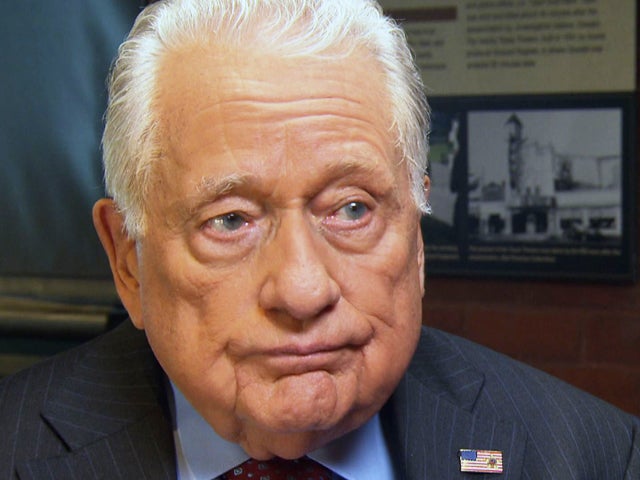Agent who jumped on JFK's limo recounts fateful moments - CBS News