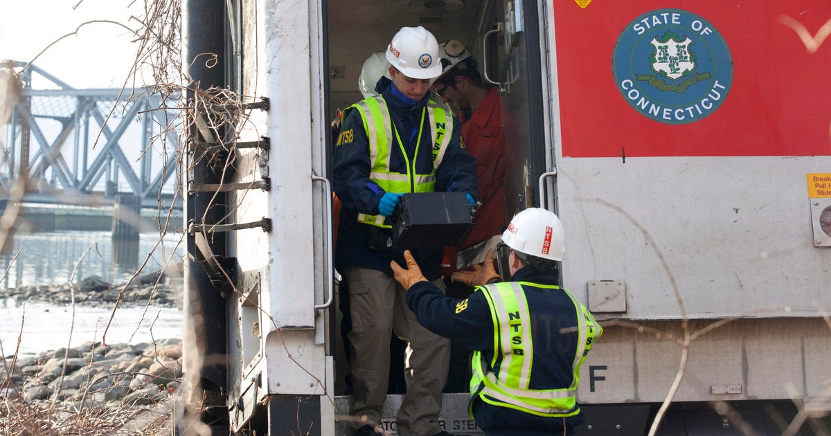 Metro North train going 82 mph as it approached 30-mph curve before ...