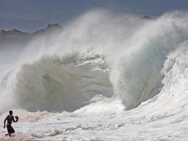 Hawaii photographer catches waves on camera - CBS News