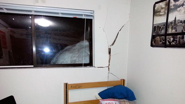 Runaway snowball slams into Reed College dorm in Portland, Oregon - CBS ...