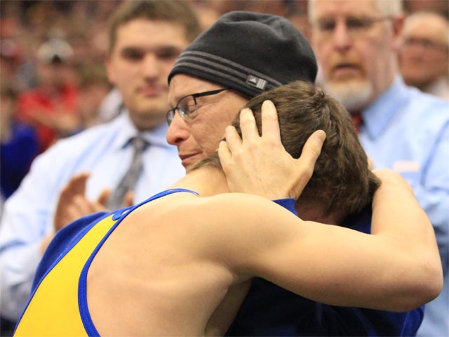 Teen wrestler sets sights on championship win for dad - CBS News