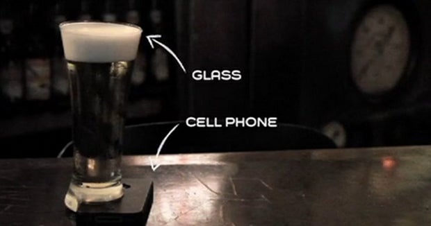 A beer glass to end smartphone addiction - CBS News