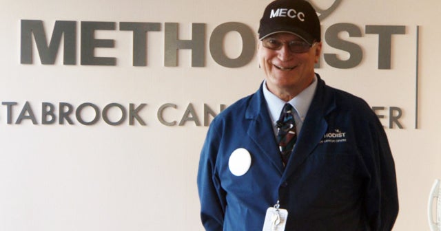Nebraska hospital greeter helps fight cancer patients' despair - CBS News