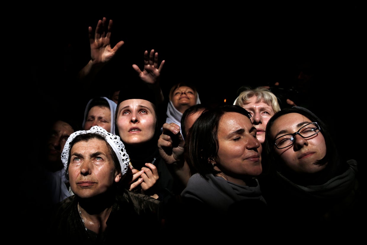 Thousands attend holy fire ceremony