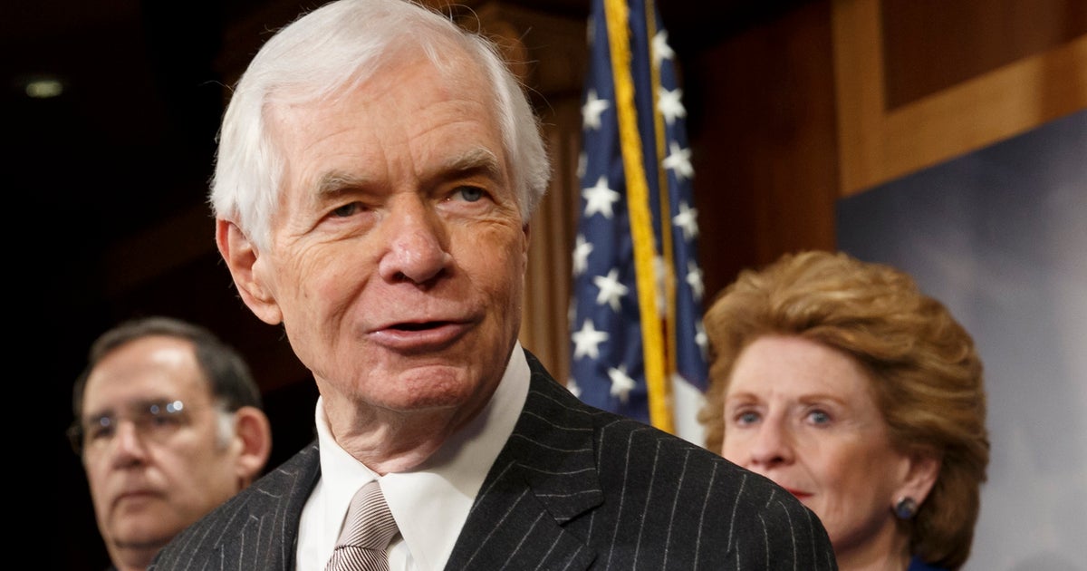 Two more arrests in Cochran photo probe in Mississippi - CBS News