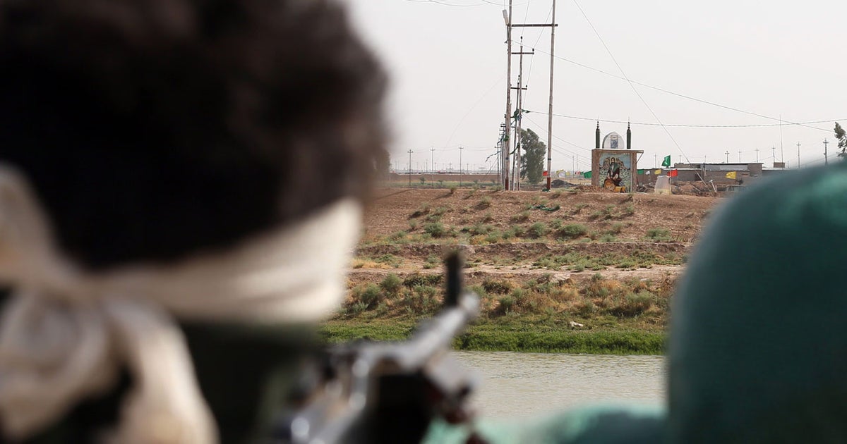 Iraqi militants capture two key border crossings - CBS News