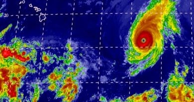 Hawaii braces as two powerful storms approach - CBS News
