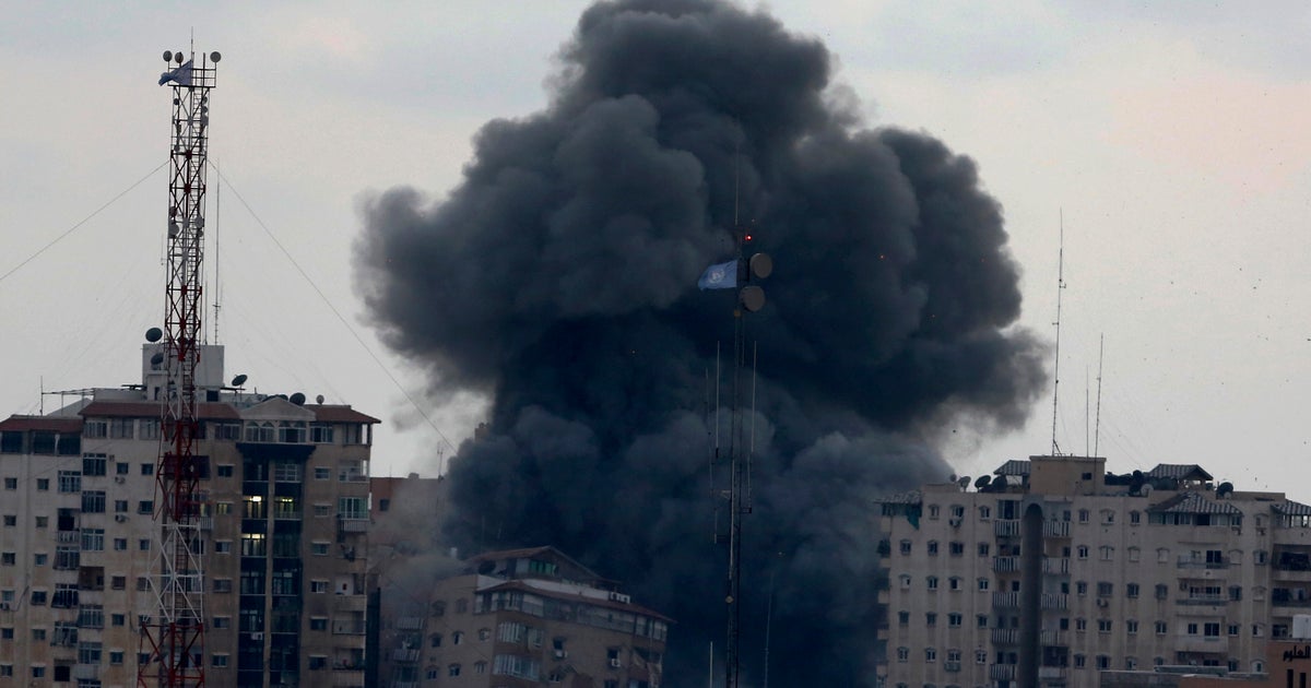 Israeli airstrike collapses Gaza apartment tower - CBS News