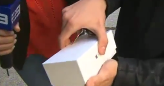 Brand new iPhone 6 crashes to the ground during TV interview - CBS News