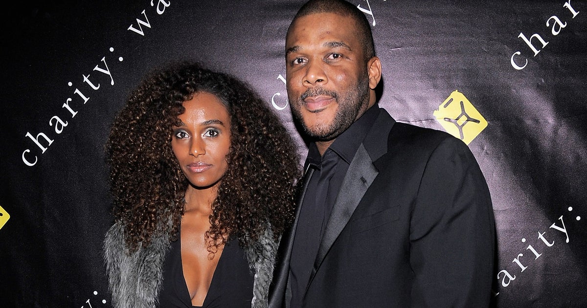 Tyler Perry expecting first child with model girlfriend - CBS News