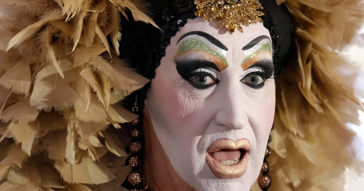 Facebook apologizes to drag queens - CBS News